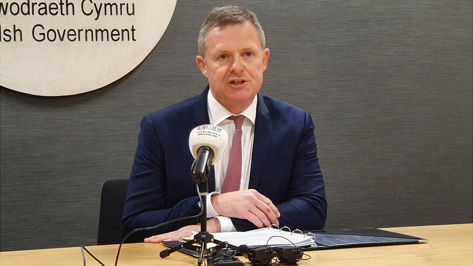 Softer Brexit looking less likely, says Welsh minister - BBC News