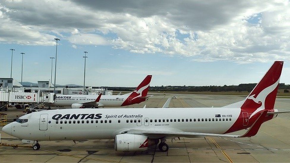 Qantas shares dive after warning - BBC News