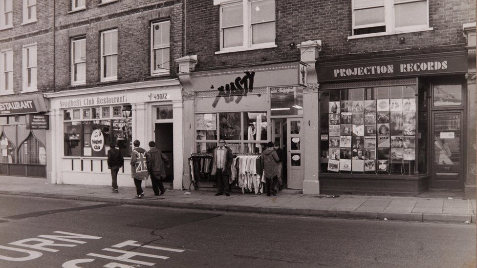 Southend exhibition celebrates punks, mods and rockers - BBC News