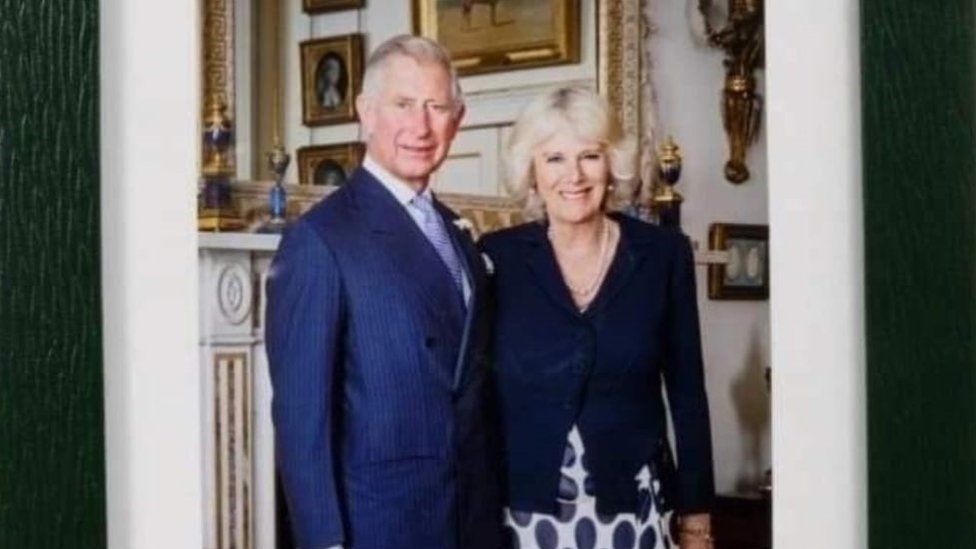 Derby autograph hunter was asked to Charles' wedding - BBC News