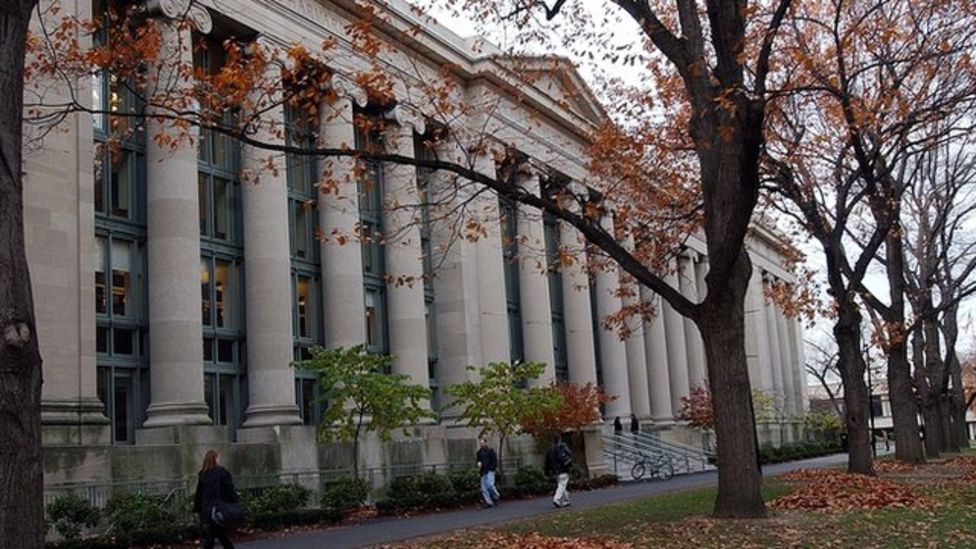 Harvard's new students: Virgins with iPhones - BBC News