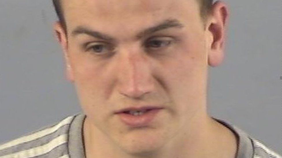 Absconded prisoner jailed after Hampshire police pursuit - BBC News