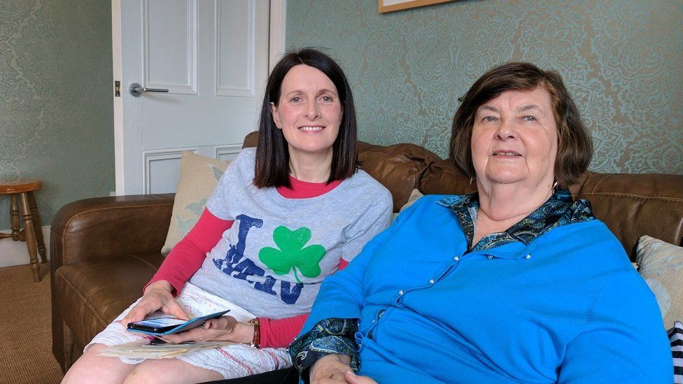 US foster friends reunite in Belfast after 40 years - BBC News