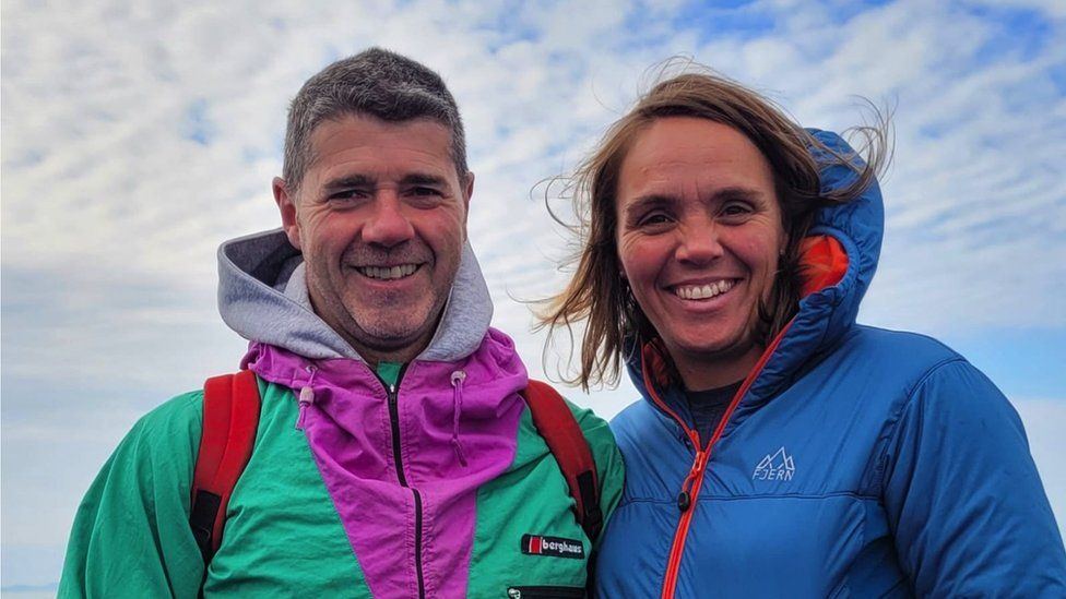 Alison Cairns: Mam brysur i saith a dysgu Cymraeg - BBC Cymru Fyw