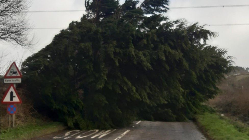 Storms cause 609 incidents on Cornwall’s roads - BBC News