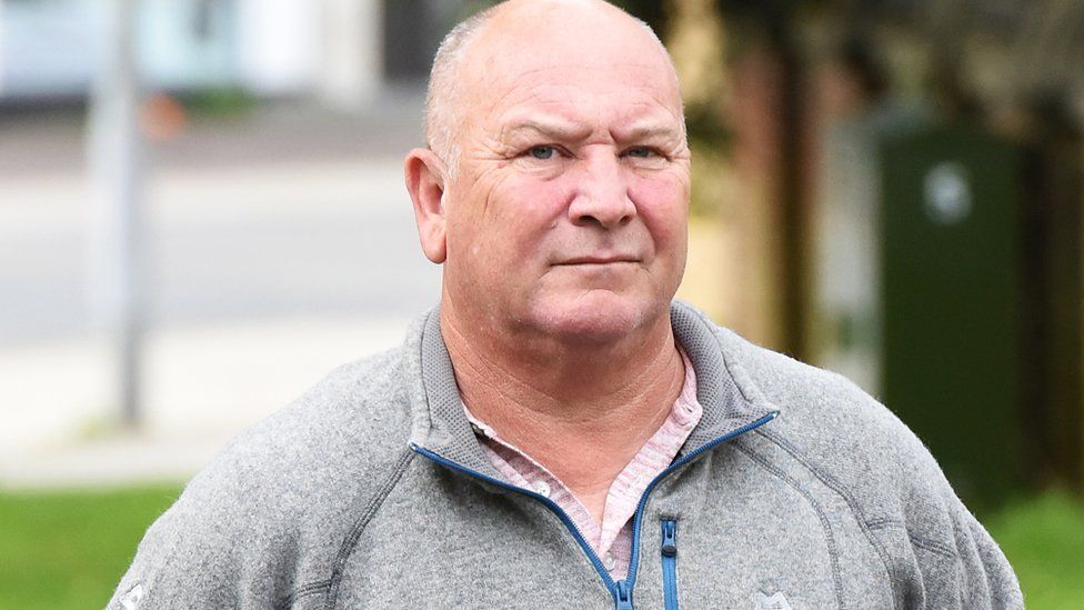 Hampshire man cleared of harassment over 'noisy' cockerel - BBC News
