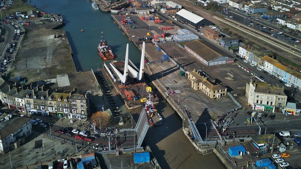 Span of Lowestoft's £145m Gull Wing Bridge arrives - BBC News