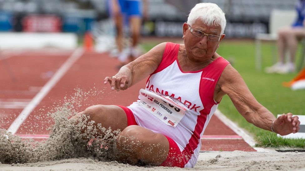 Bristol exhibition No Limits celebrates older athletes - BBC News