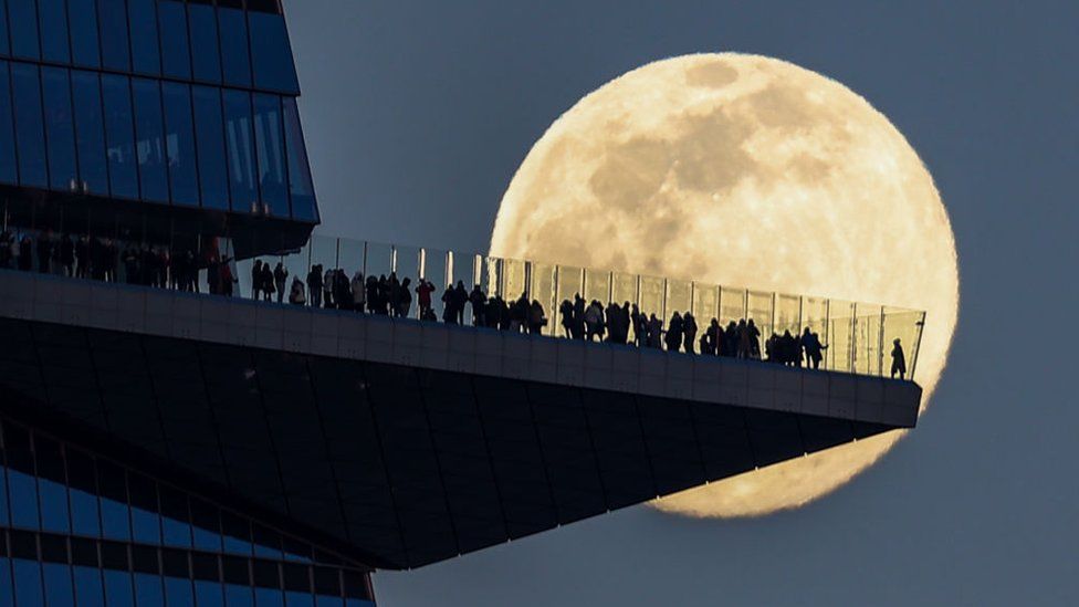 Snow Moon: Pictures from around the world - BBC Newsround