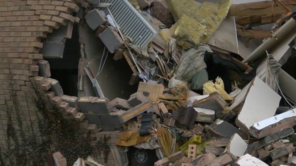 Suspected gas explosion causes Lincolnshire house collapse - BBC News