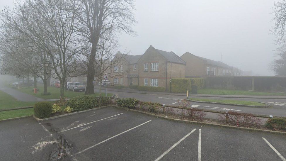 Surrey: Attempted murder probe following Caterham shooting - BBC News