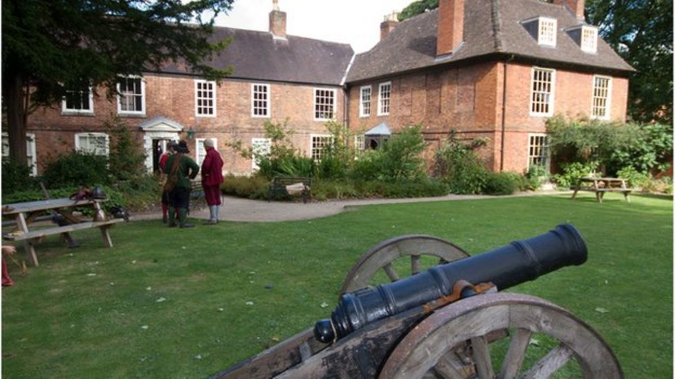 Battle of Worcester artefacts unearthed for first time - BBC News