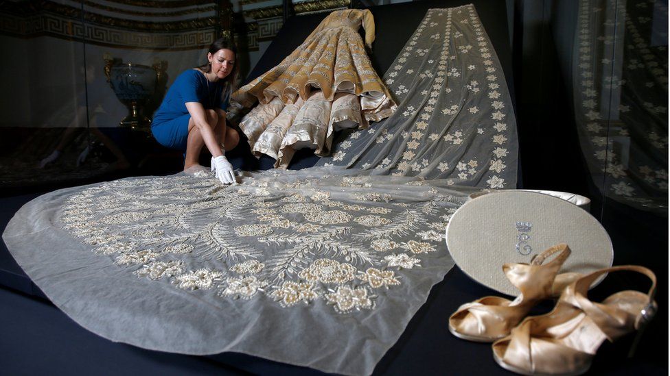 In Pictures: 90 years of The Queen's Wardrobe - BBC News