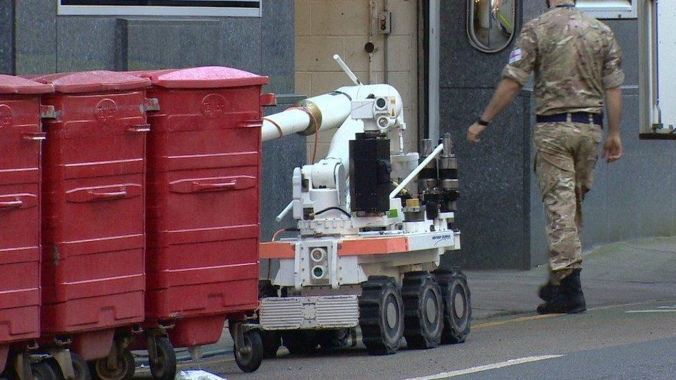 Royal Opera House: Thousands evacuated over 'suspicious package' - BBC News