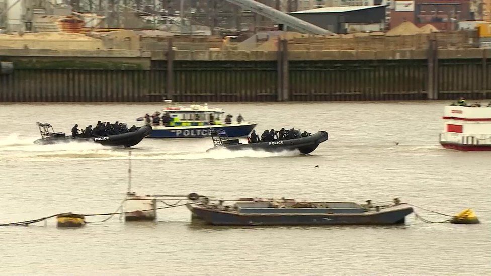 Met officers hold mock terrorism exercise on River Thames - BBC News
