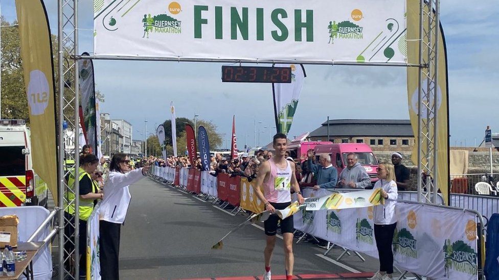 Guernsey Marathon brings global runners to island - BBC News