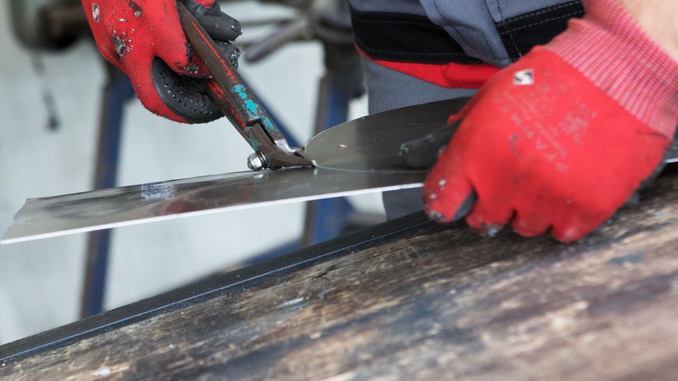 Roofer fall death inquest finds lack of training and experience - BBC News