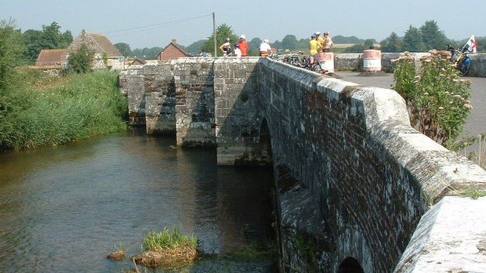 'Thomas Hardy' Wool Bridge collapses into River Frome - BBC News