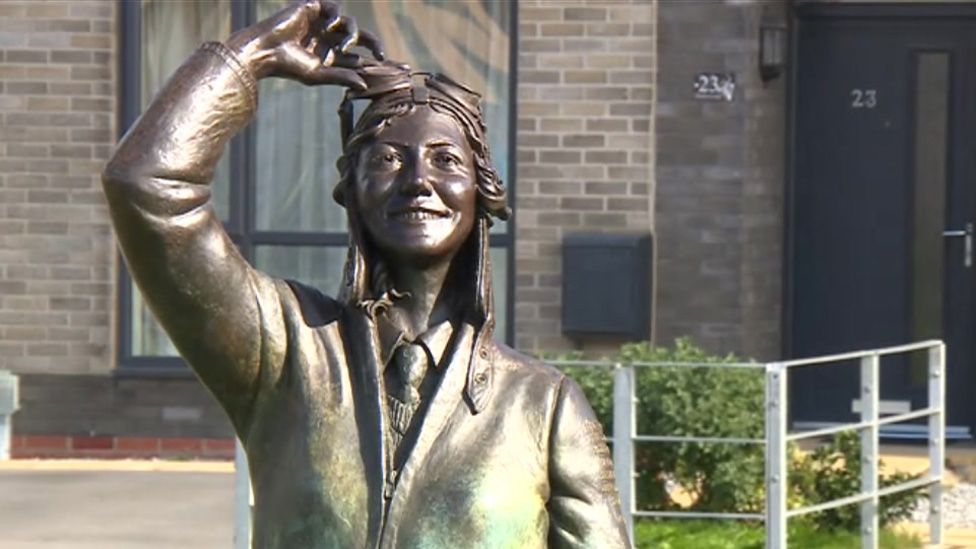 Amy Johnson statue unveiled in Hull - BBC News