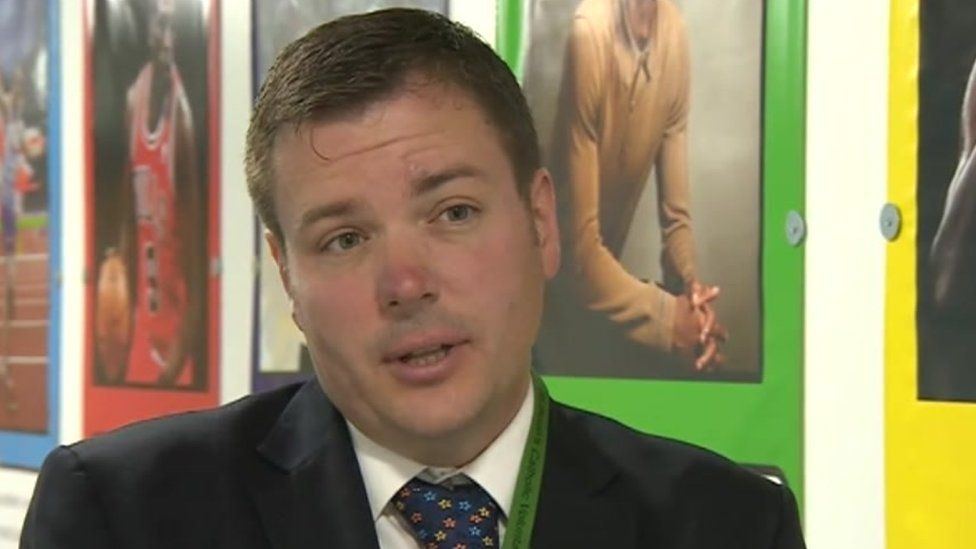 Scunthorpe head says extending school day needs adequate funding - BBC News