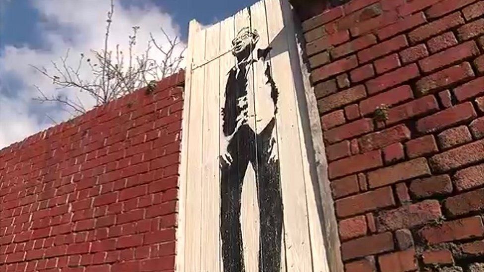 Street artist Stewy pays tribute to DJ Derek - BBC News