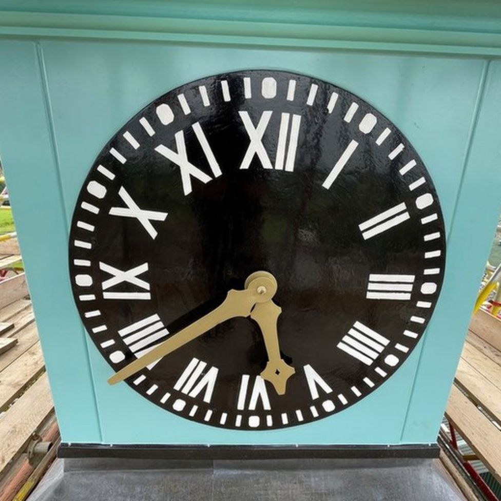 Catthorpe: Clock tower built in 1882 restored in £50k project - BBC News