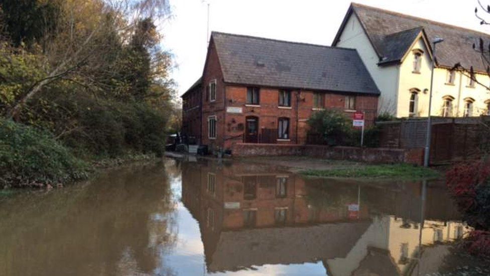 Flood warnings remain on River Wye in Hereford - BBC News