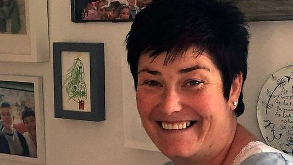 'Rhaid gwella' toiledau cyhoeddus i ddioddefwyr Crohn's - BBC Cymru Fyw