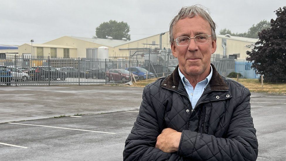 Pryder am effaith diswyddiadau Pen-y-bont ar yr ardal - BBC Cymru Fyw