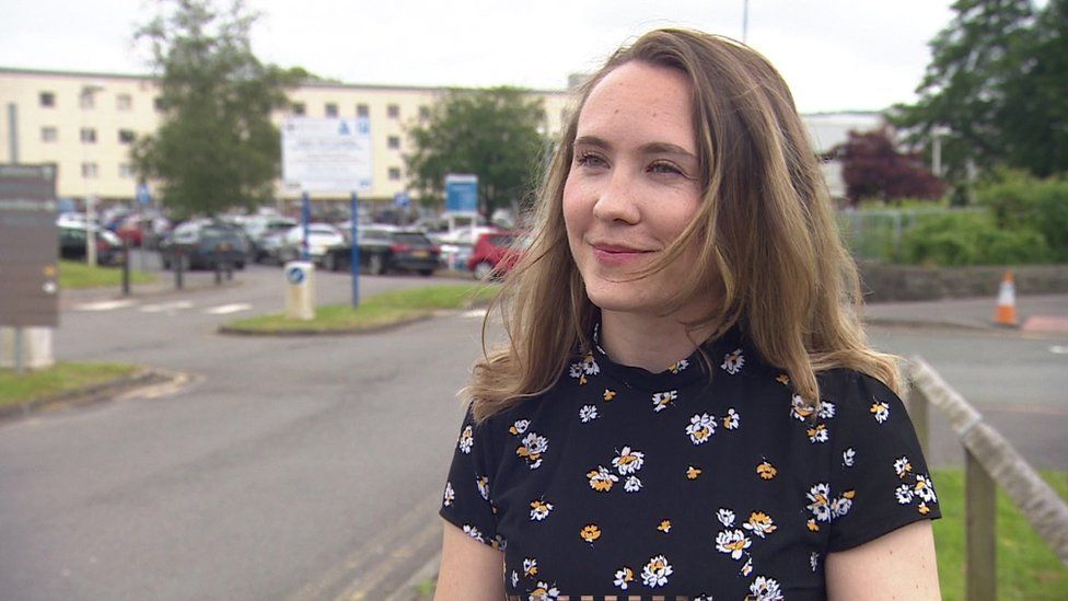 'Hanfodol' i Gymru fynd i'r afael â diffyg meddygon teulu - BBC Cymru Fyw