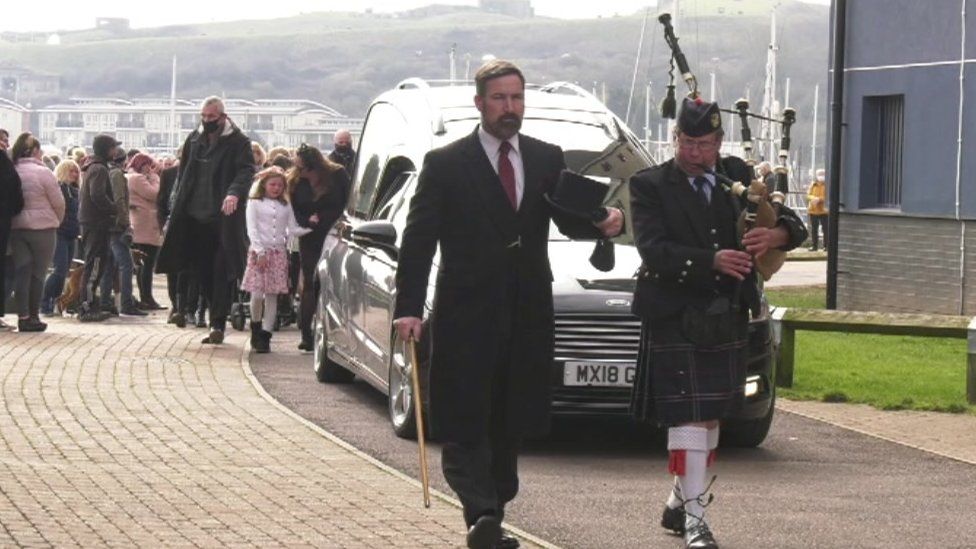 Joanna C: Newhaven funeral for fisherman Robert Morley - BBC News