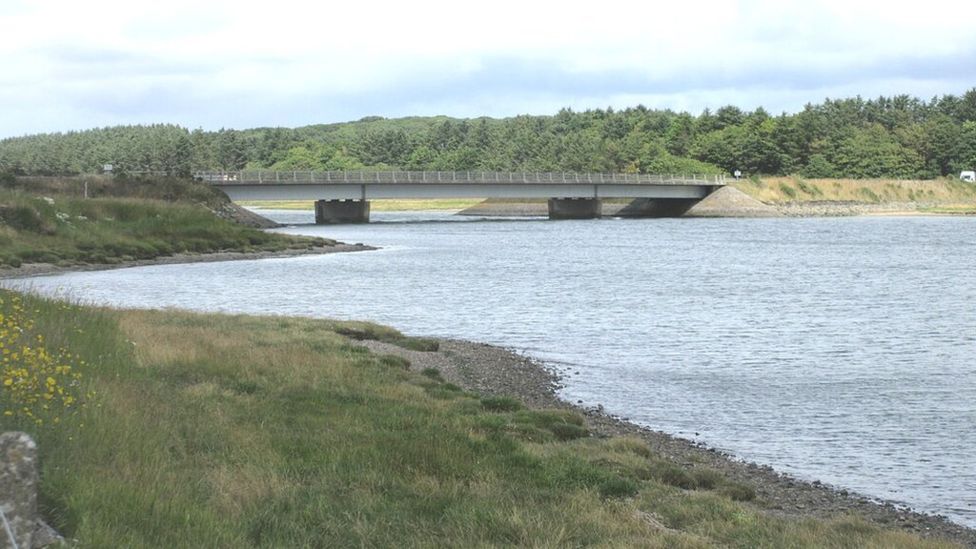 Water scarcity: River ban extended in eastern Scotland - BBC News