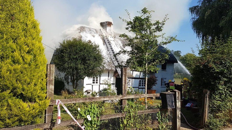 Up to 50 firefighters tackle Whiteparish thatched cottage blaze - BBC News