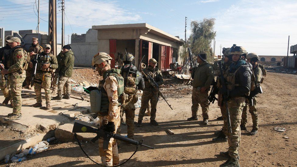 Mosul battle: Triple car bomb attack kills 23 at market - BBC News