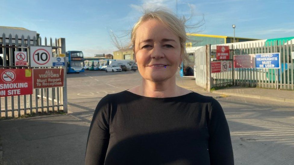 Hull: Stagecoach bus drivers begin strike action - BBC News