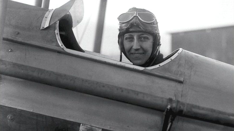 Aviator Amy Johnson: Statue unveiled at Herne Bay - BBC News