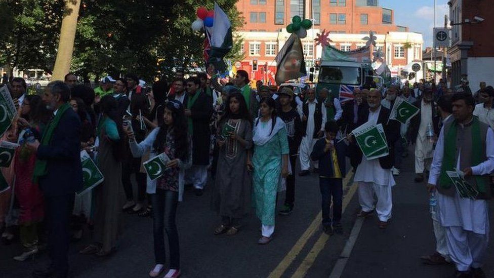 Pakistan Parade: Crowds gathered in Rusholme's Curry Mile - BBC News