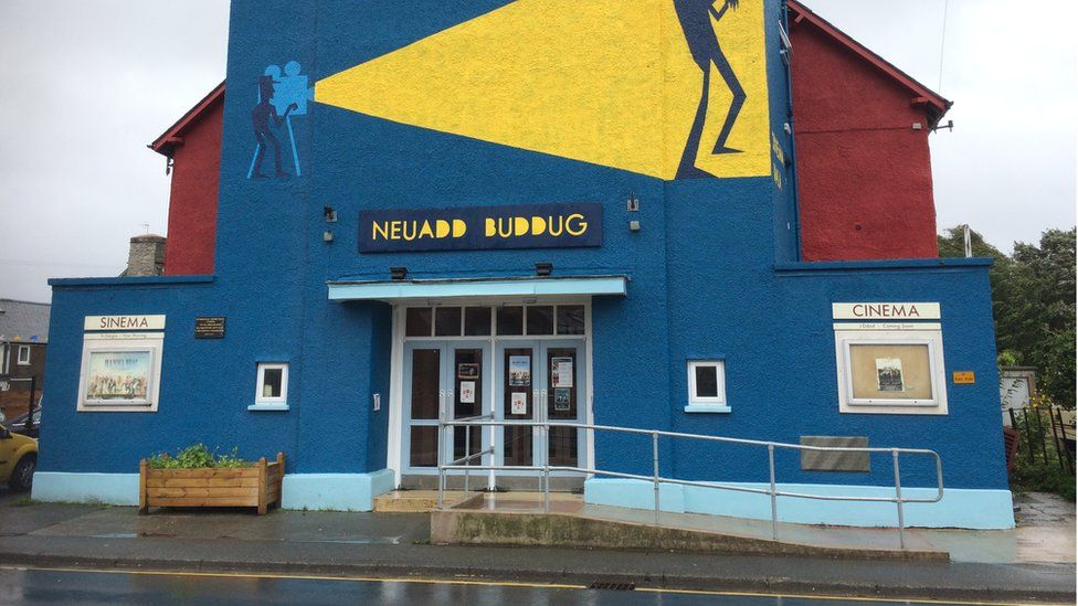 Apêl i drosglwyddo Neuadd yn Y Bala i ddwylo'r gymuned - BBC Cymru Fyw