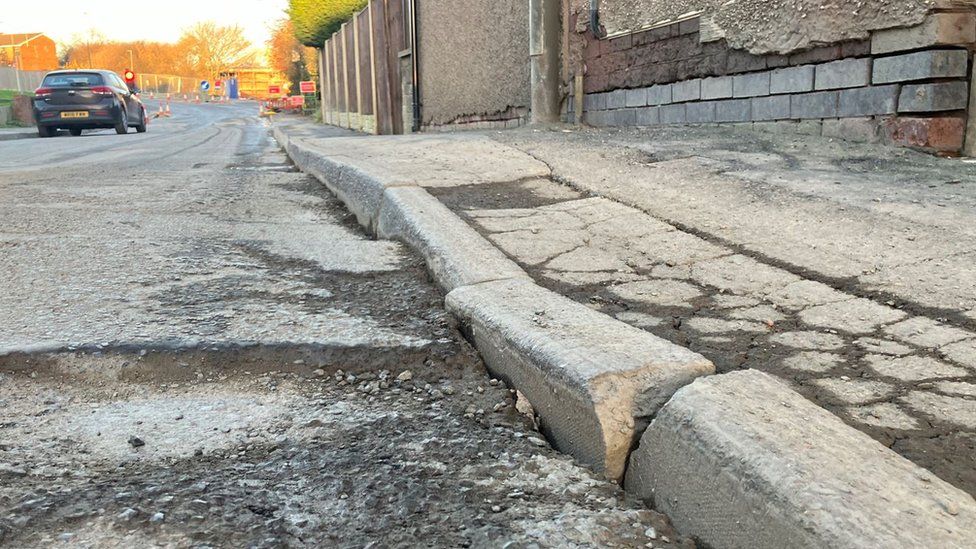 Somercotes: Building site lorries 'passing inches from homes' - BBC News