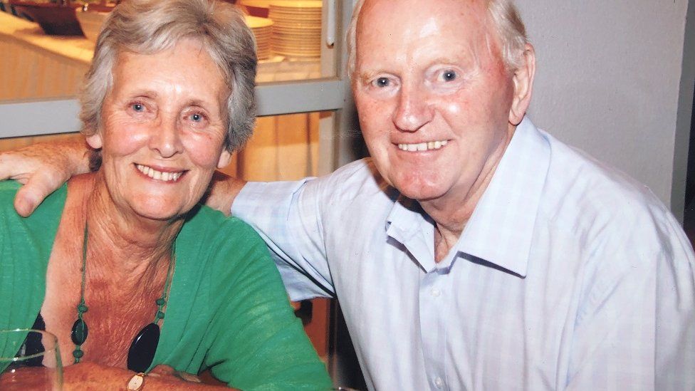 Pryder Comisiynydd: 'Torri 'hawliau dynol' yr henoed?' - BBC Cymru Fyw