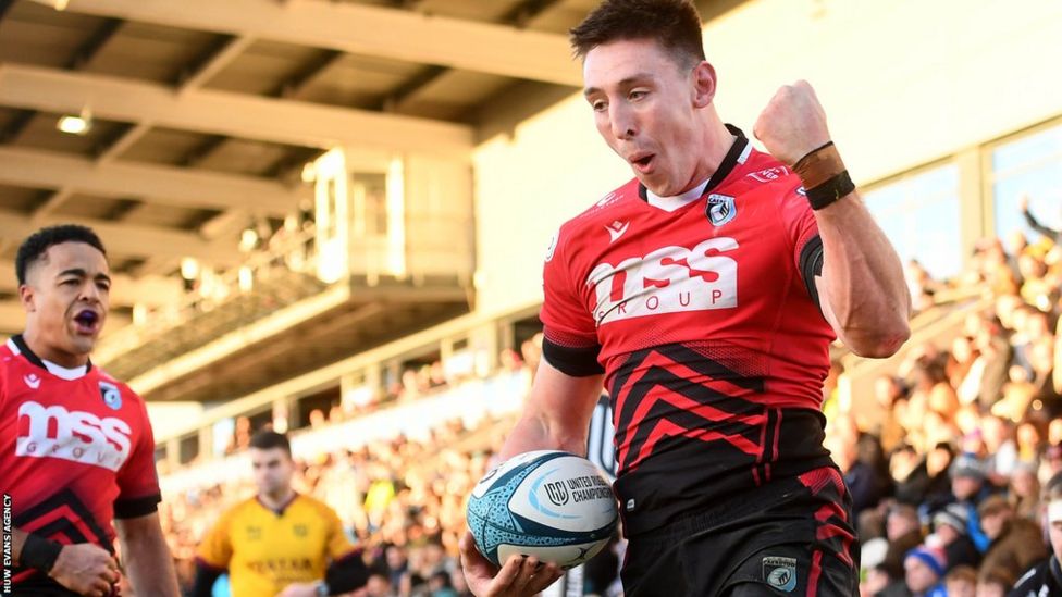 Josh Adams: Wales wing says he is staying with Cardiff - BBC Sport