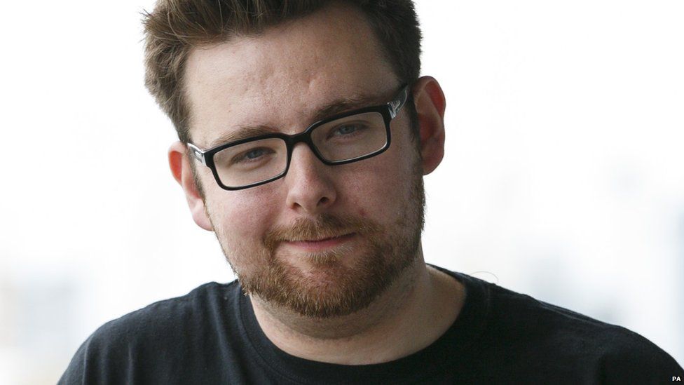YouTube's TomSka backs new advertising rules for vlogs - BBC News