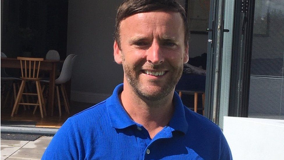 'Ansicrwydd clybiau gofal yn gur pen i rieni' - BBC Cymru Fyw