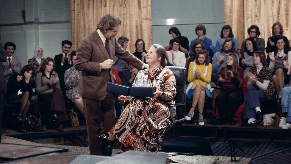 Mastermind: The man behind 50 years of glass trophies - BBC News