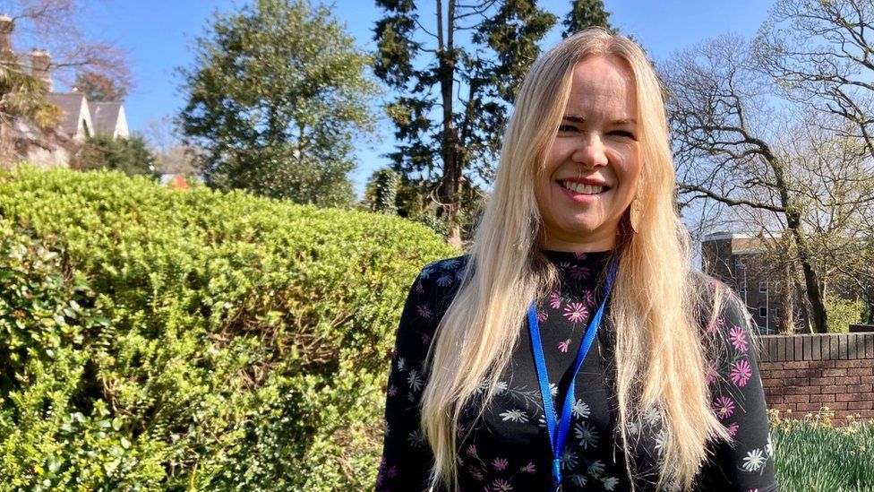 Welsh language: Parents asked to record baby talk - BBC News