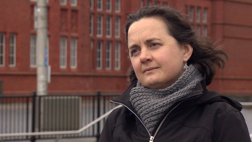 'Gwaith papur a chostau' yn rhwystro nwyddau o Gymru - BBC Cymru Fyw