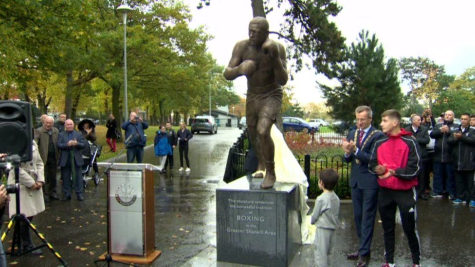 Statue honours Shankill boxing heroes - BBC News