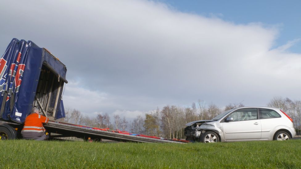 Rescue recovery motorists 'overcharged' - BBC News