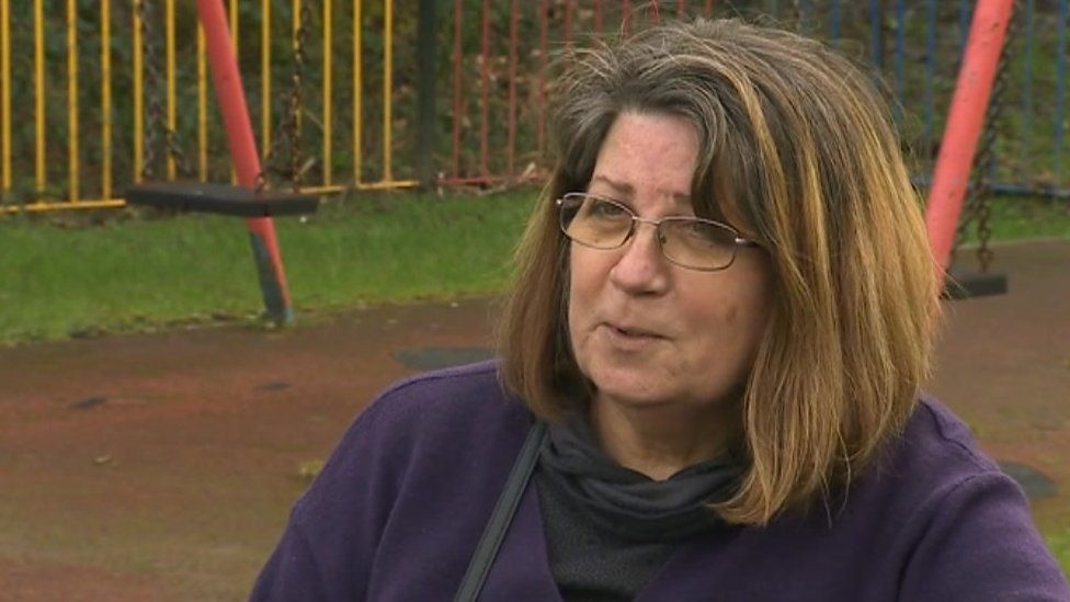 Coronavirus: Volunteers organise to help vulnerable - BBC News