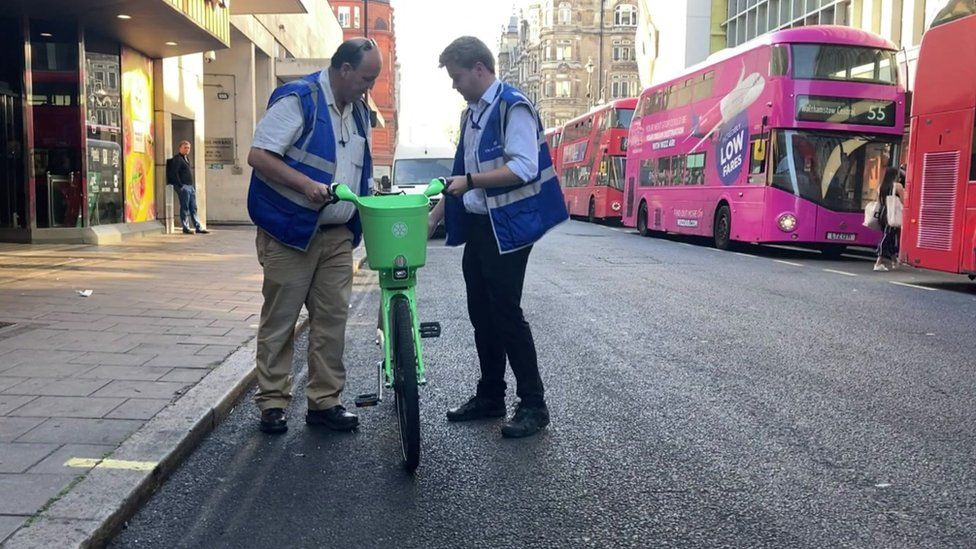 Dockless bikes dumped in Westminster to be seized - BBC News